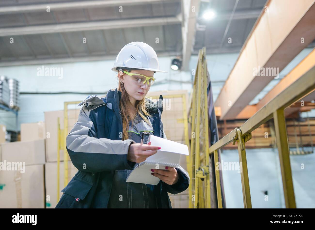 Factory logistic worker hi-res stock photography and images - Alamy