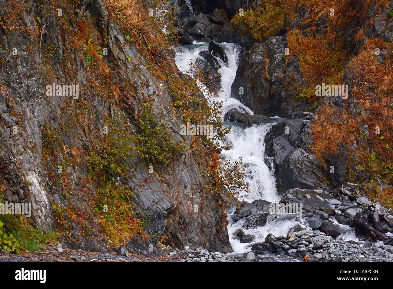 Boulders in small stream hi-res stock photography and images - Alamy