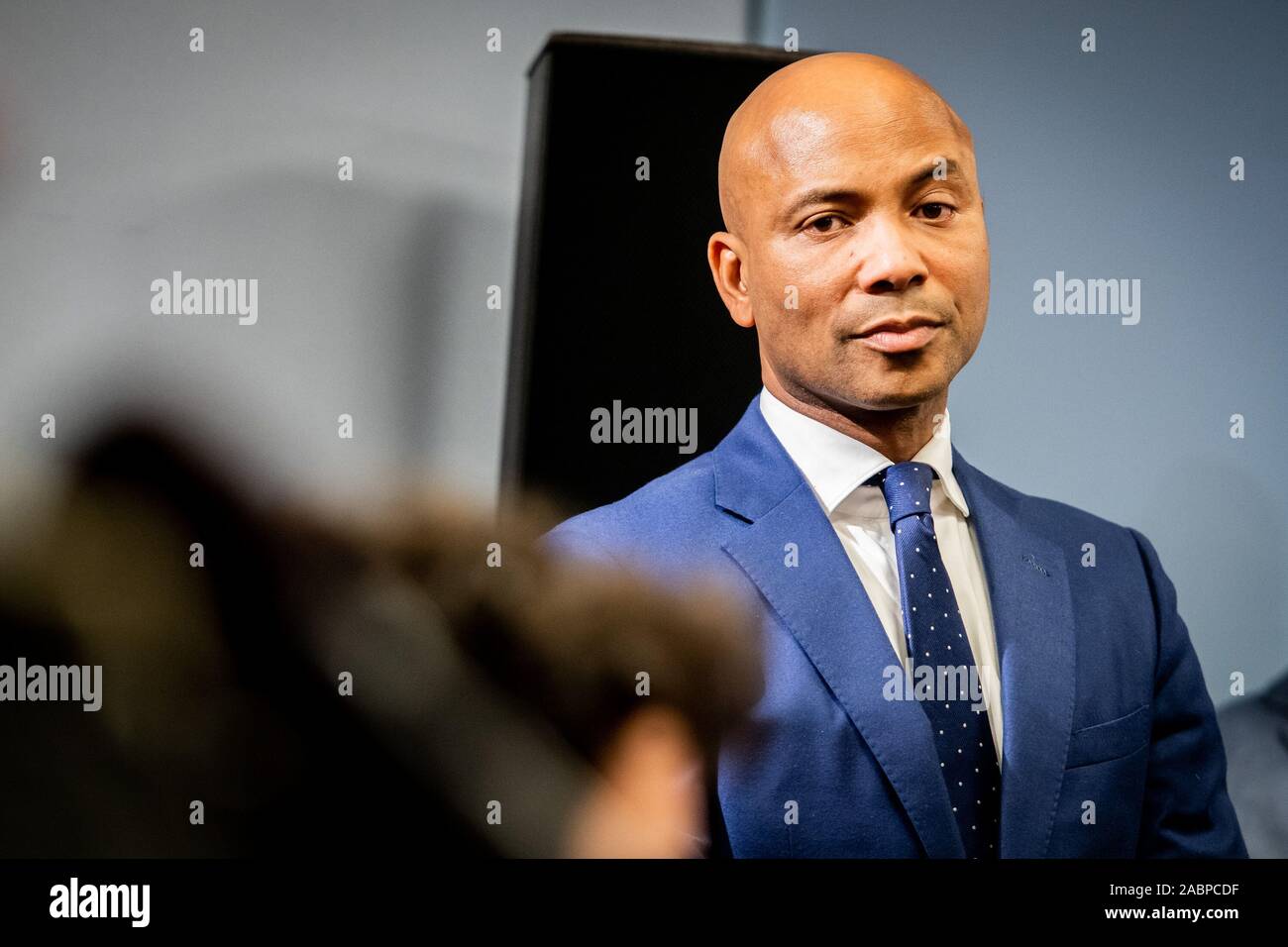 Tv presentator hi-res stock photography and images - Alamy