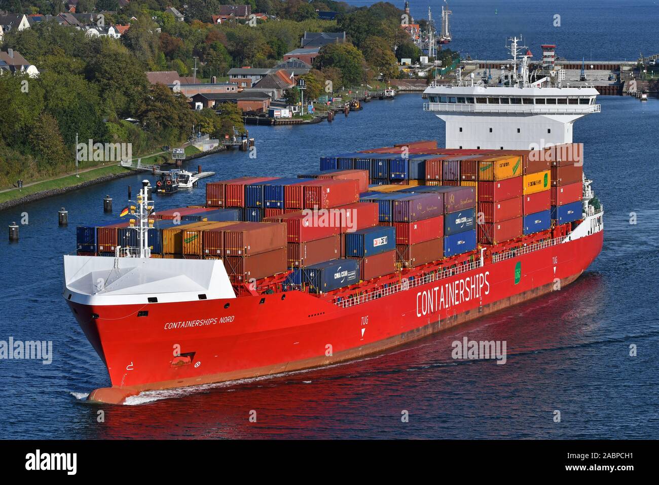 Shipping containerships hi-res stock photography and images - Alamy