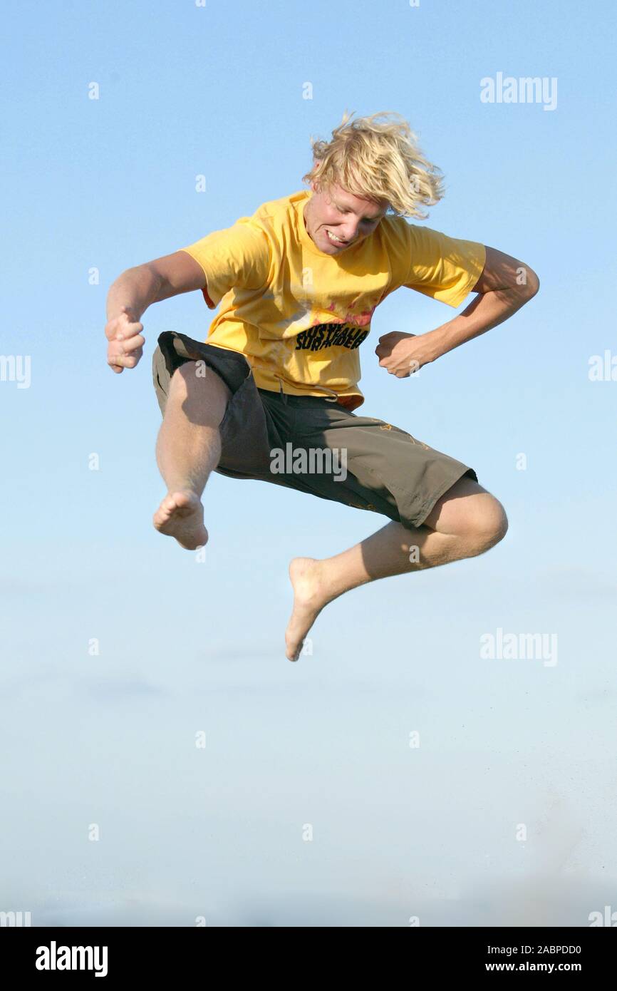 Menschen springen in die luft hi-res stock photography and images - Alamy