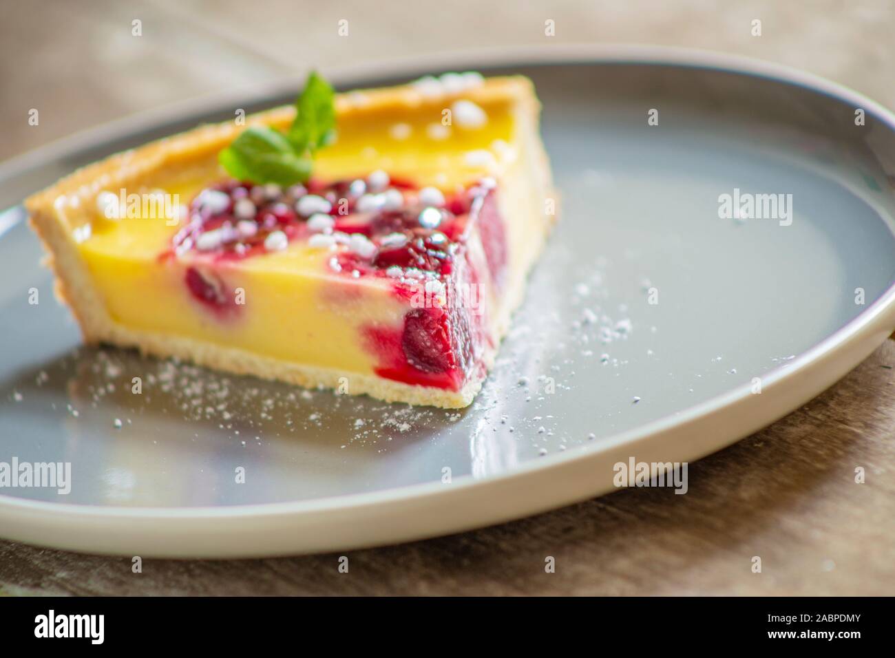 Raspberry and custard tart hi-res stock photography and images - Alamy