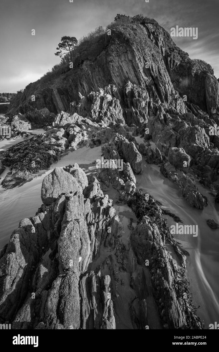 Coastal rocks on Mothecombe beach Stock Photo - Alamy