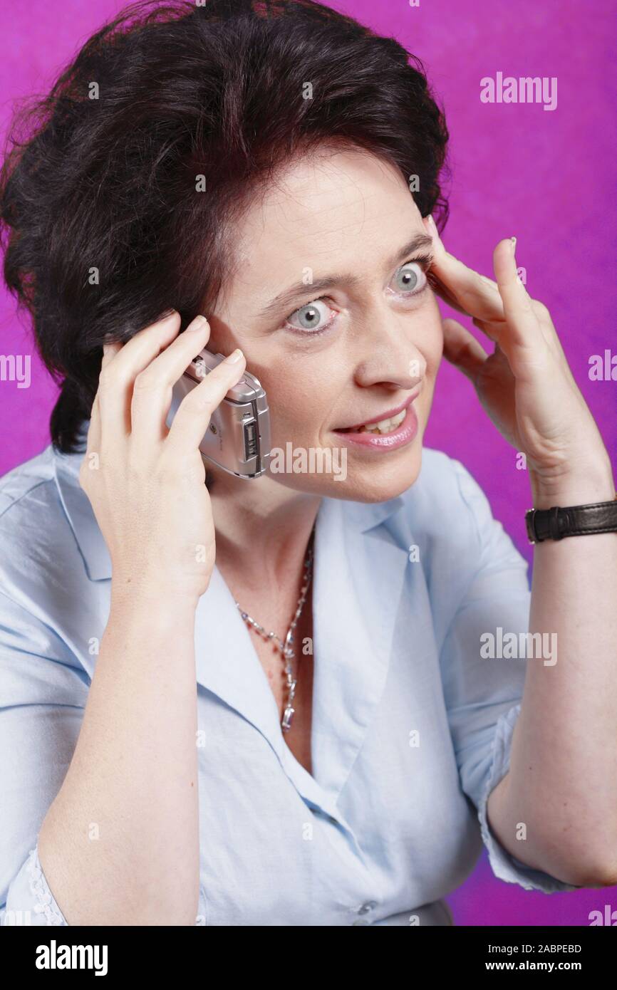 Frau telefoniert mit Freundin Stock Photo - Alamy