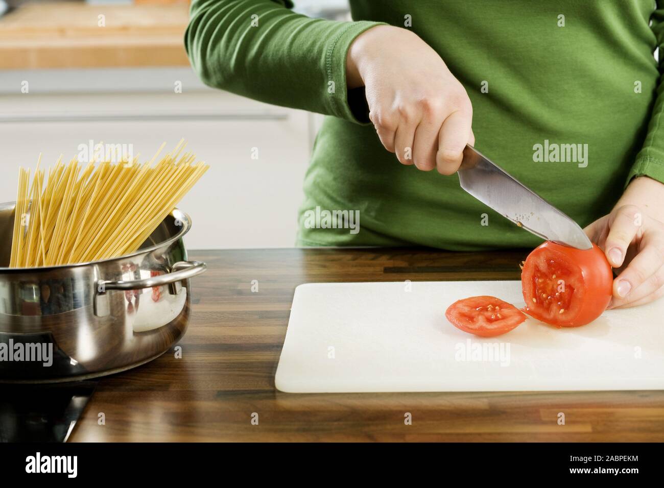 Junge Frau in der Kueche Stock Photo - Alamy