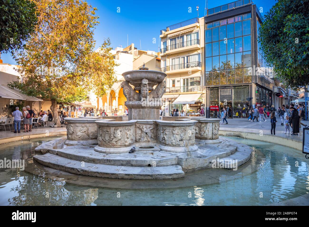 Fountain park lion hi-res stock photography and images - Alamy