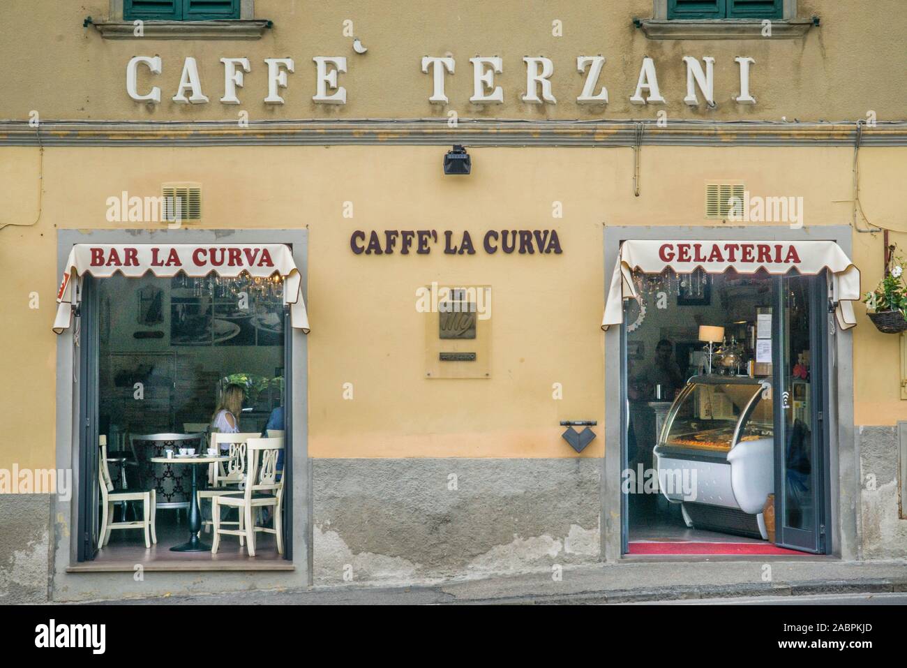 Caffe la curva hi-res stock photography and images - Alamy