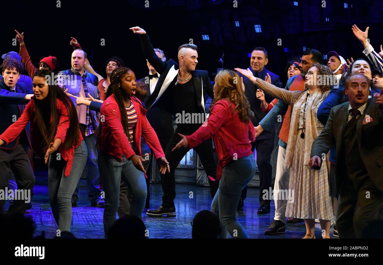 Curtain call stage hi-res stock photography and images - Alamy