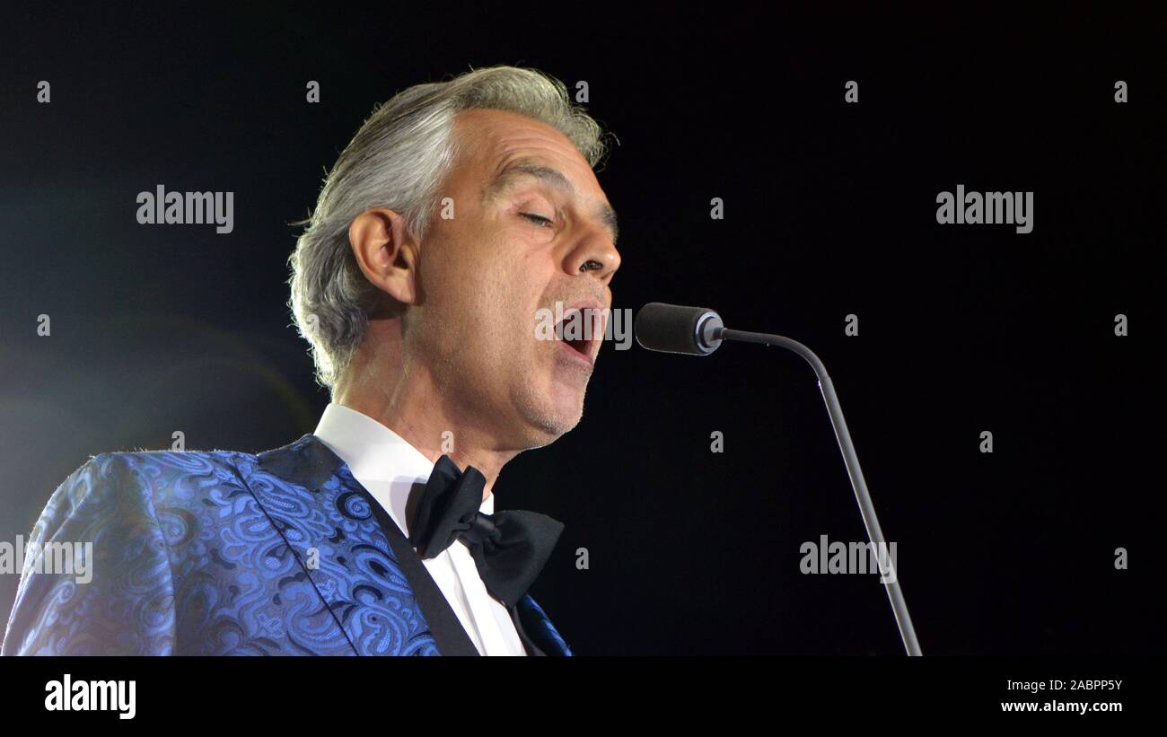 Andrea bocelli sing hi-res stock photography and images - Alamy