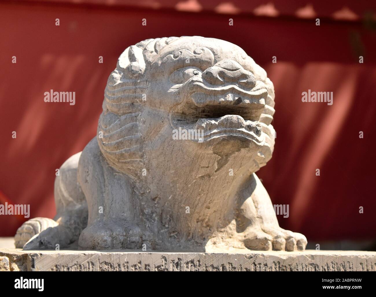 Sculpture of chinese lion hi-res stock photography and images - Alamy