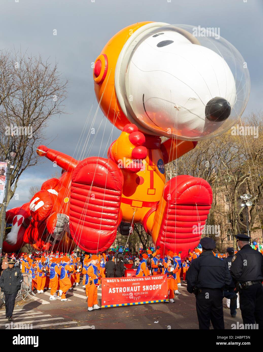 Snoopy giant balloon hi-res stock photography and images - Alamy