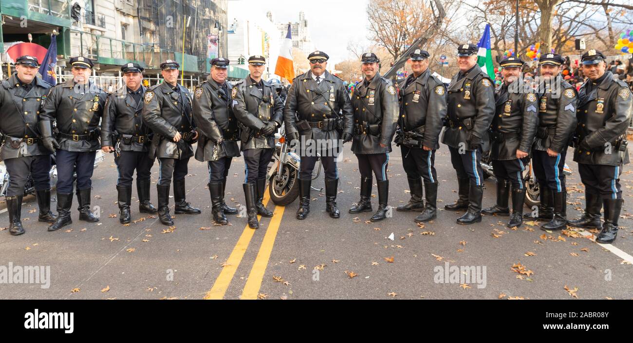Nypd police officers stand hi-res stock photography and images - Alamy