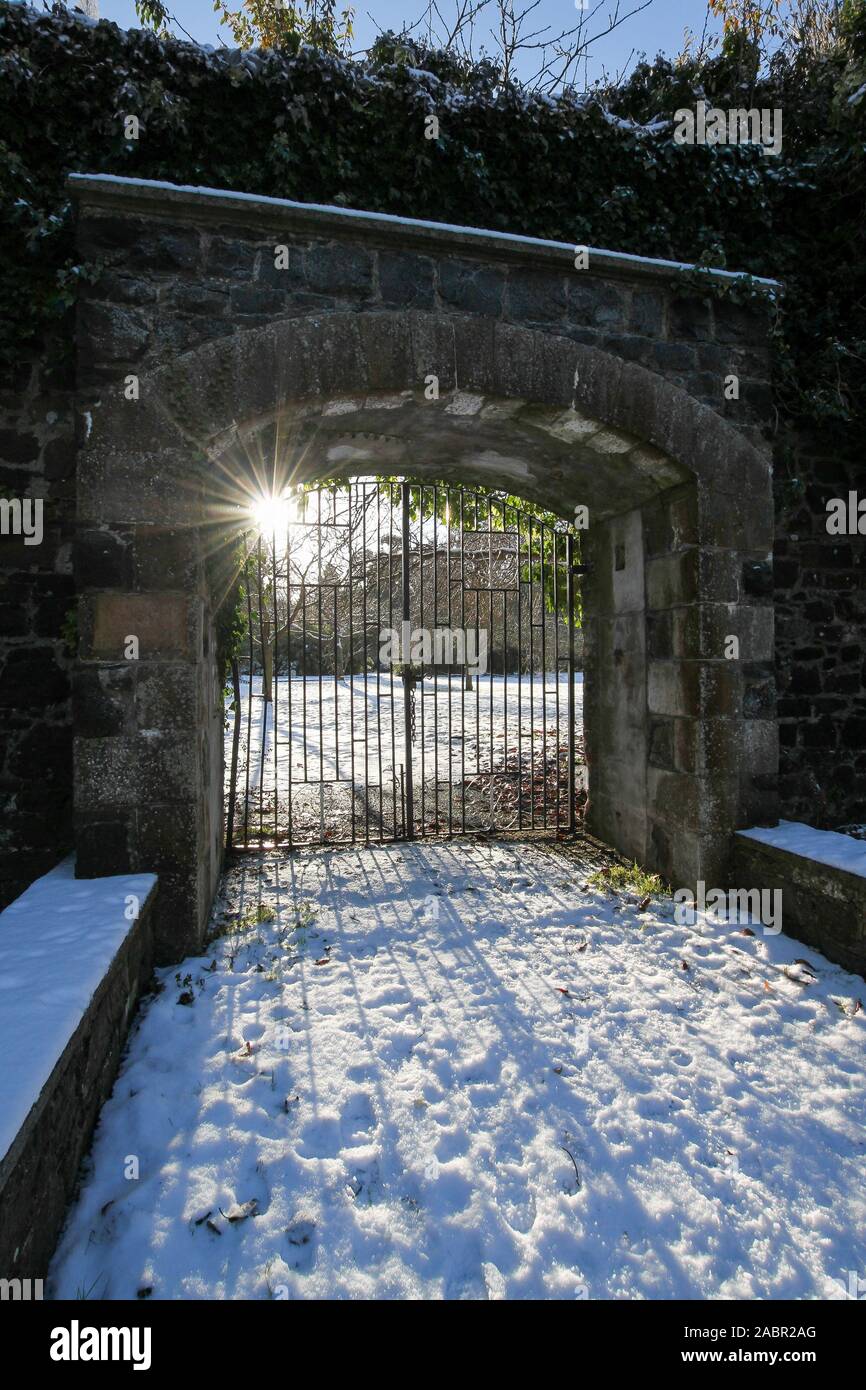 Walled garden metal gate hi-res stock photography and images - Alamy