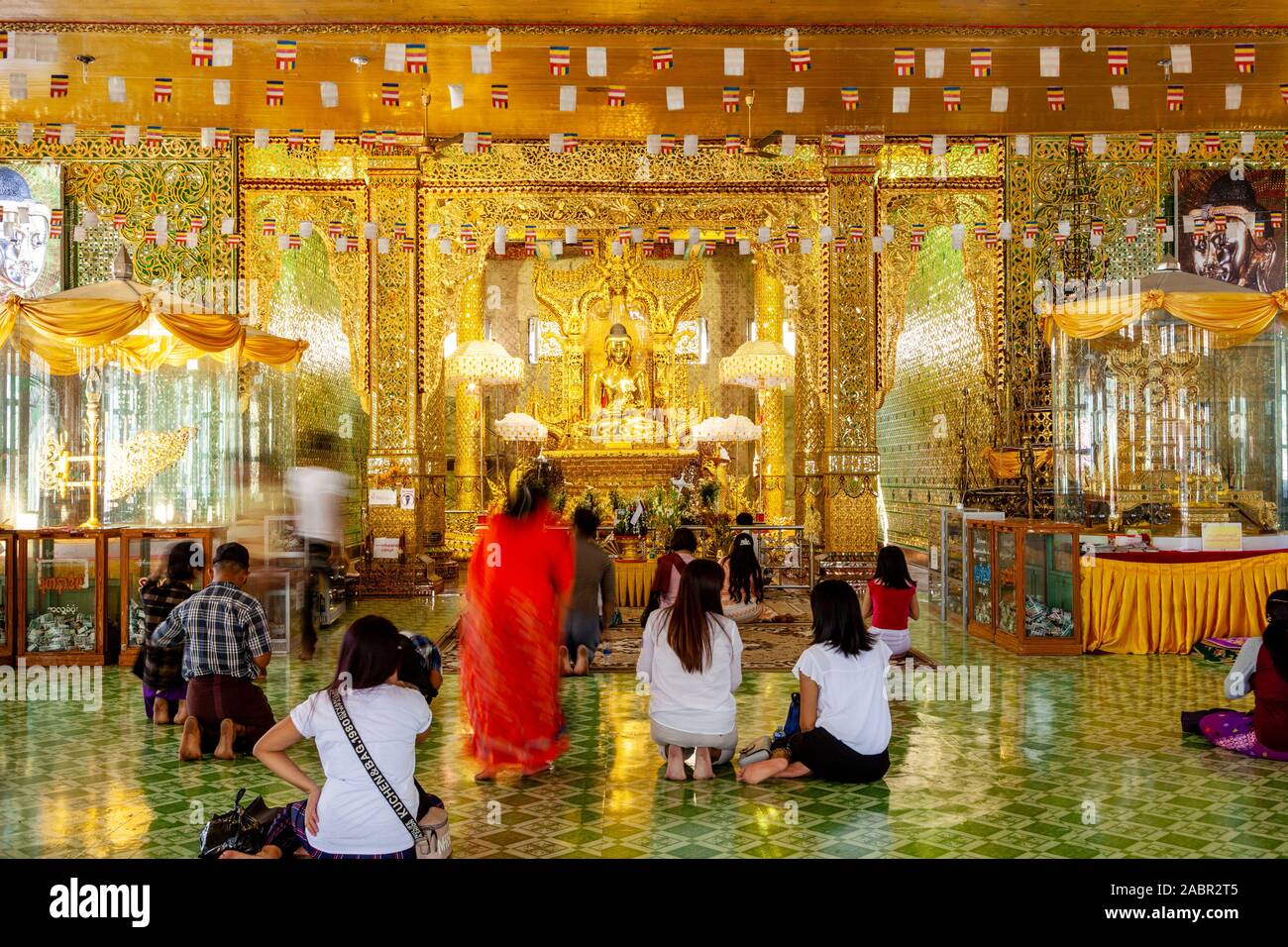 Gilded Sitting Buddha, Nan Oo Buddha Hall, Botataung (Botahtaung) Paya ...