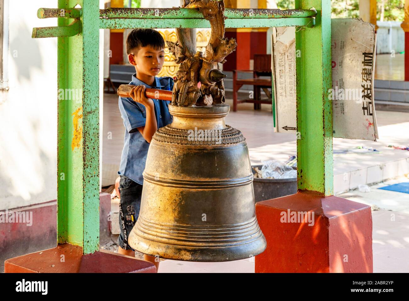 Bell boy hi-res stock photography and images - Alamy