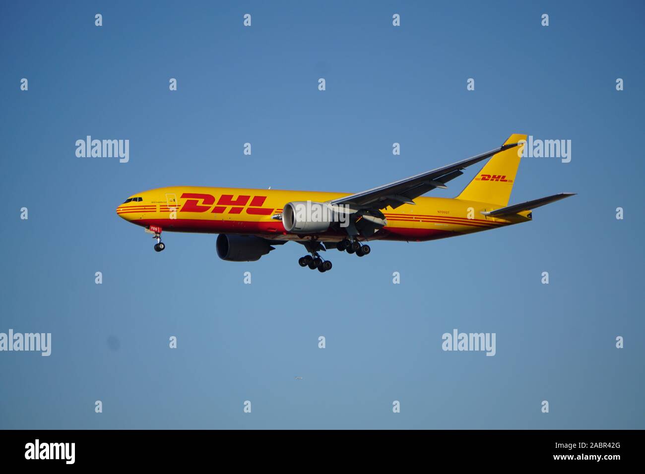 DHL Boeing 777 cargo plane on approach to Chicago's O'Hare ...