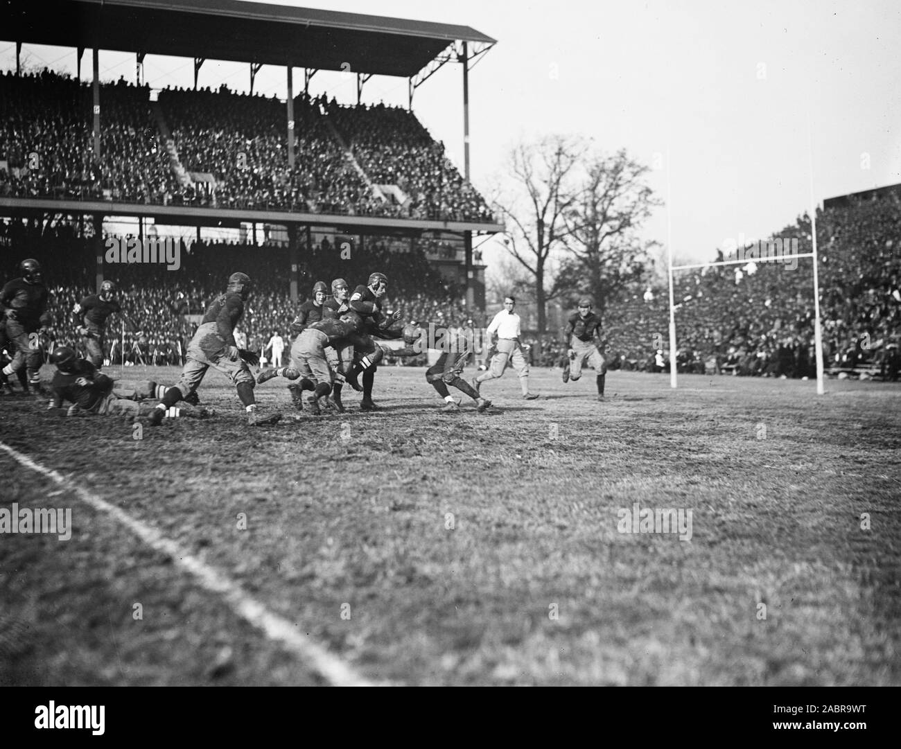 1920s football players hi-res stock photography and images - Alamy