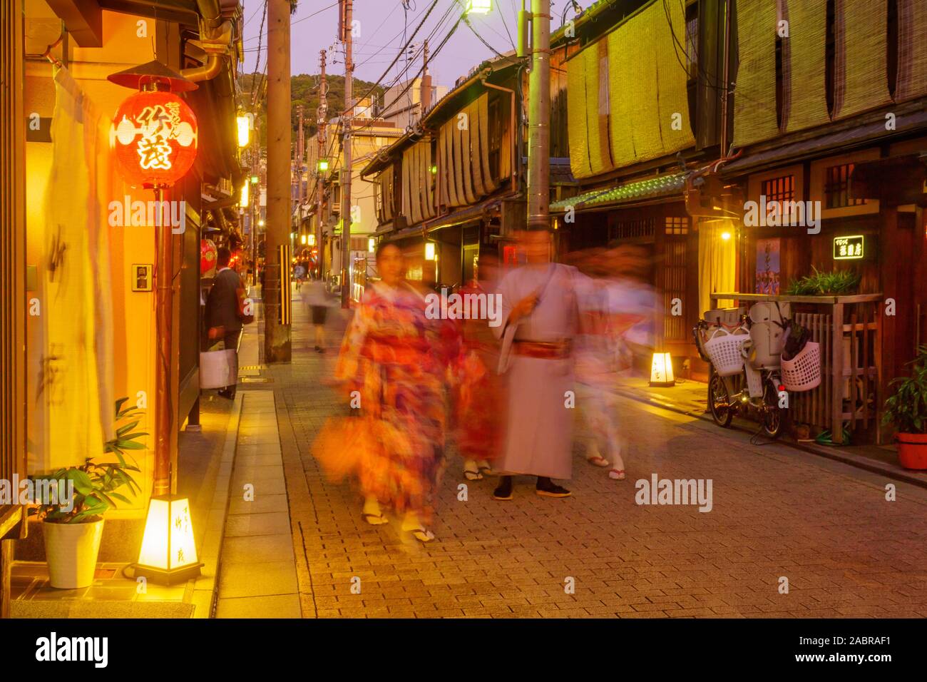 Historic urban street scene in kyoto hi-res stock photography and ...