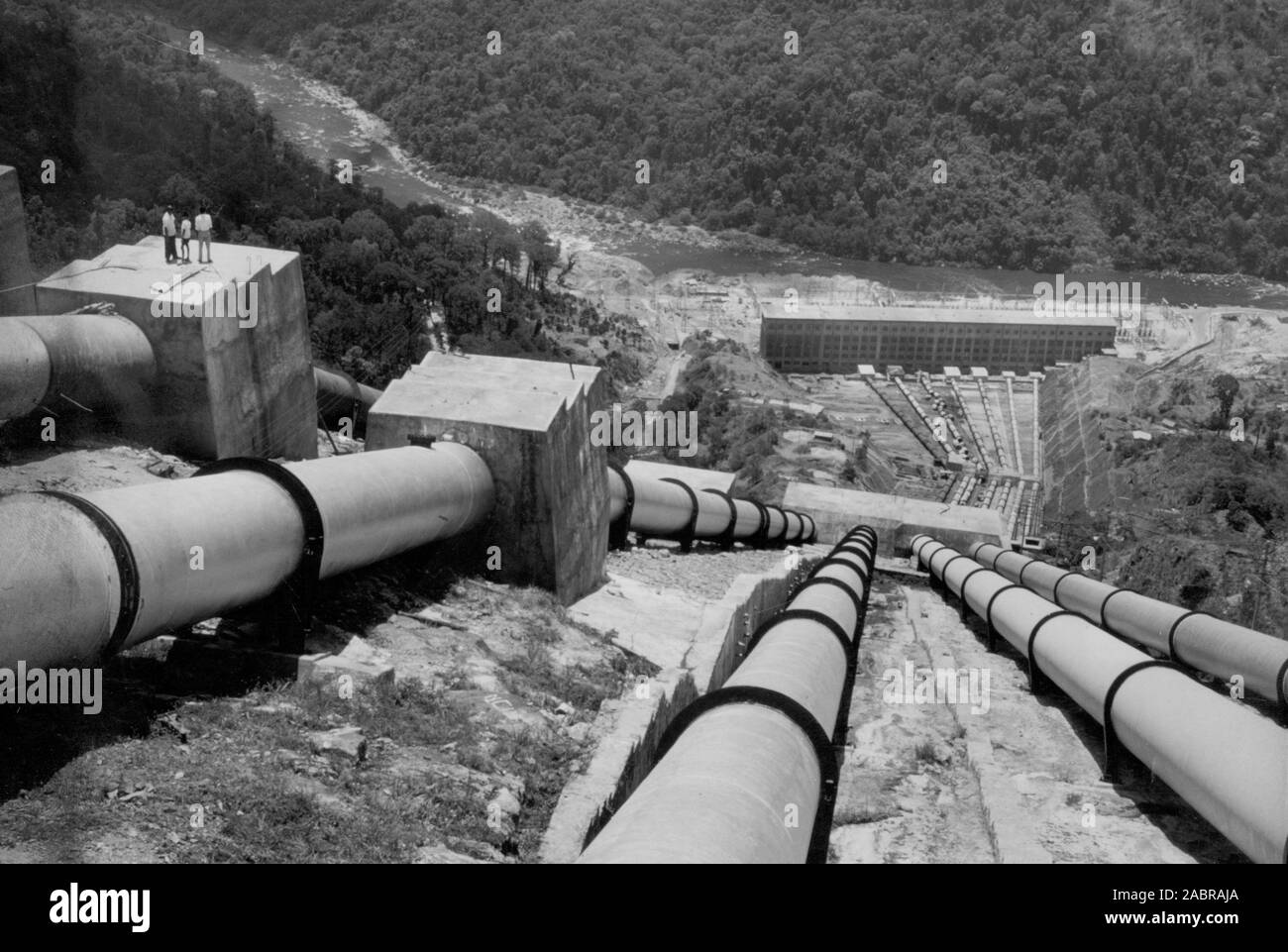 A view of the spillway section of the 1.5-mile-long Linganamakki dam ...