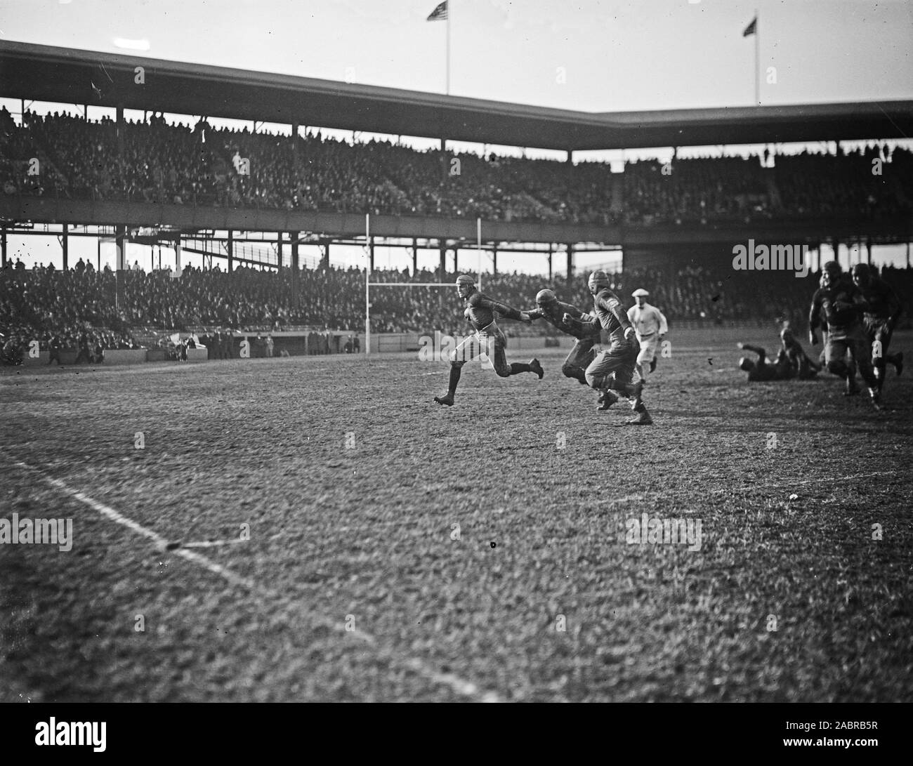 1920s football players hi-res stock photography and images - Alamy