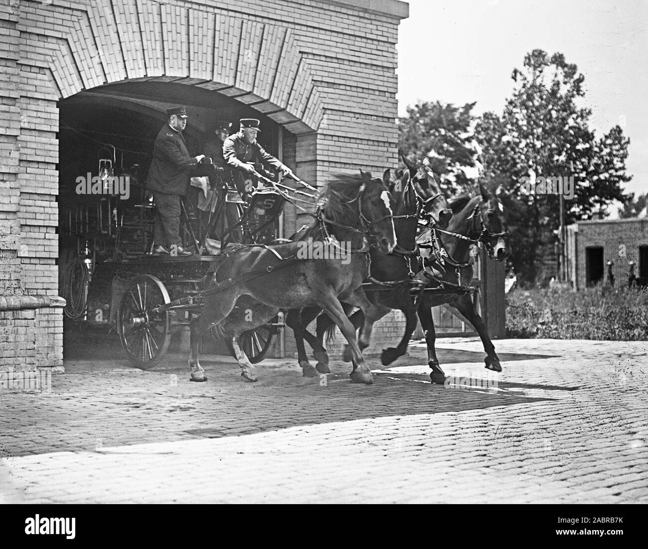 Horse drawn fire engine hi-res stock photography and images - Alamy