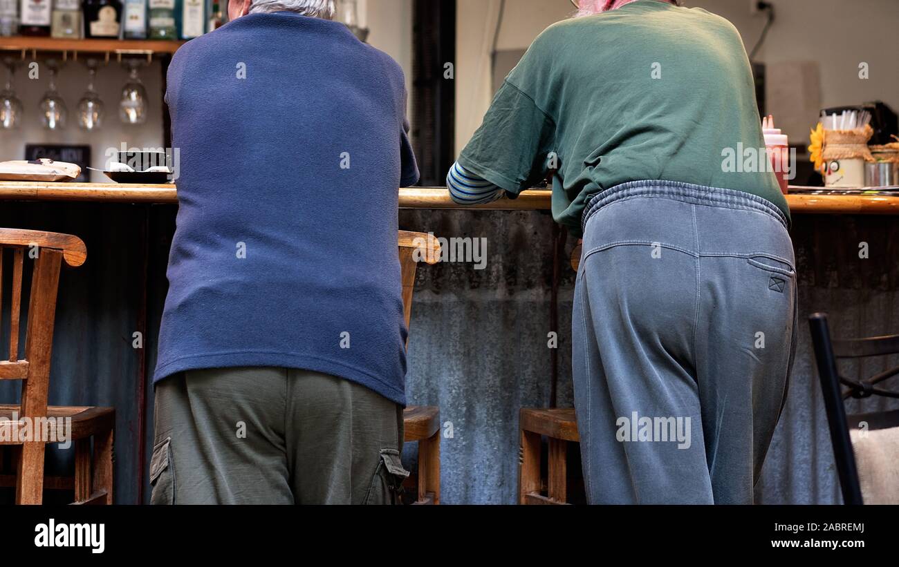 Leaning on a bar hi-res stock photography and images - Alamy