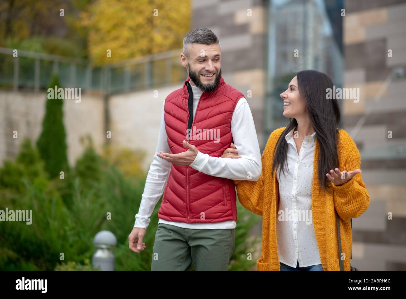 Couple meeting first time hi-res stock photography and images - Alamy