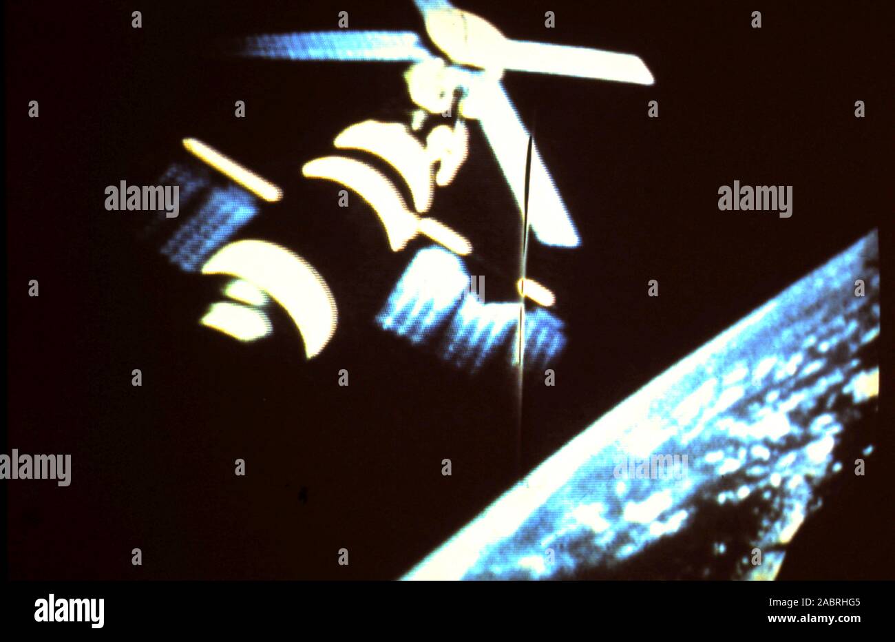 Teleclip Apollo Soyuz Test Project - Apollo CSM-111 docking with a ...