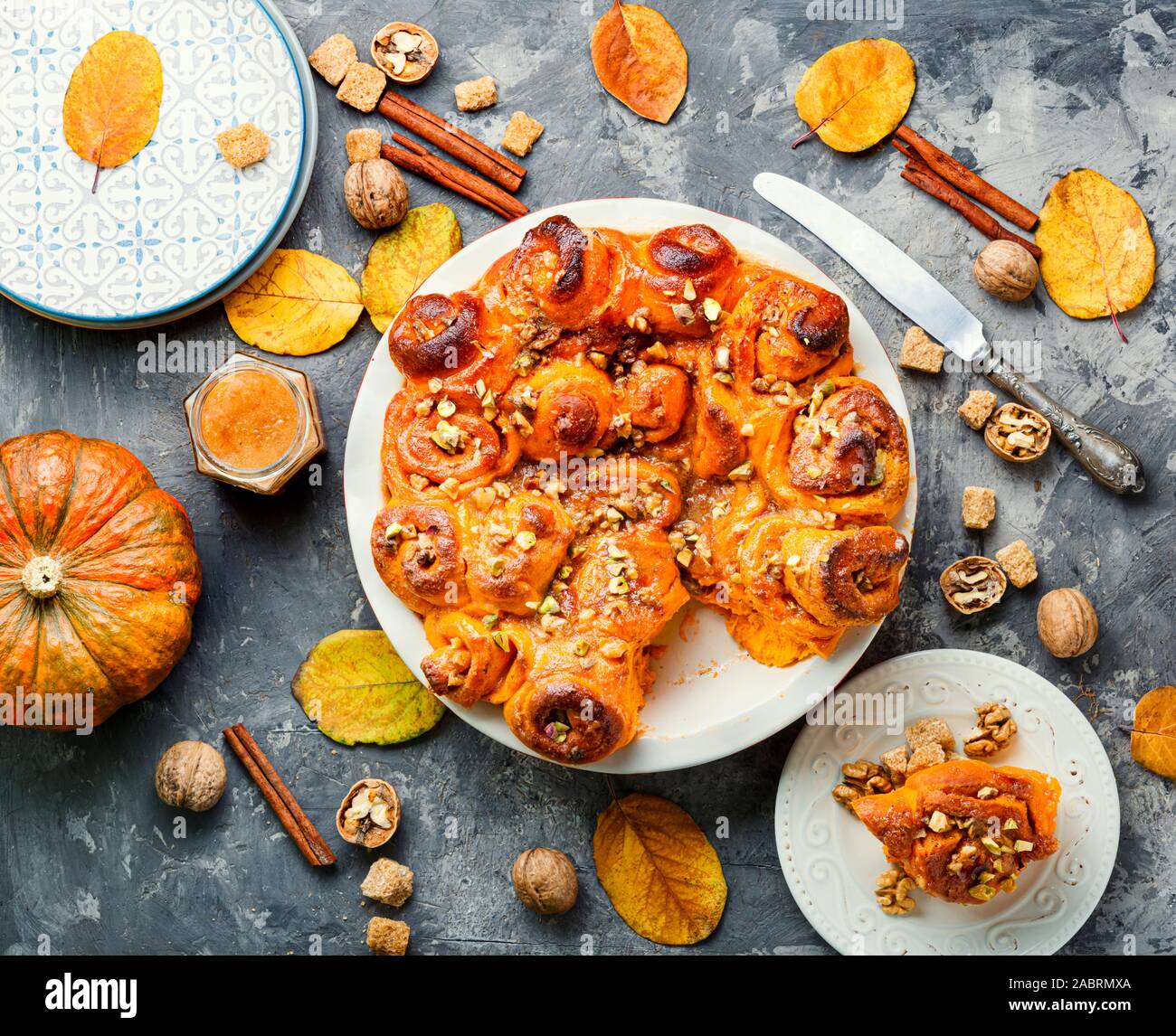 Cinnabon roll hi-res stock photography and images - Alamy