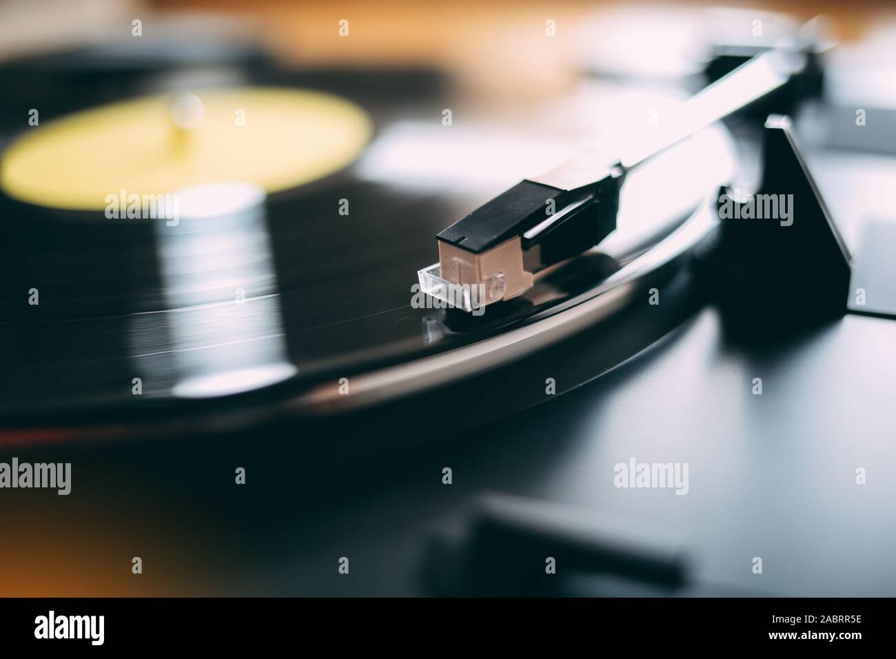 Turntable with gramophone vinyl record Stock Photo - Alamy