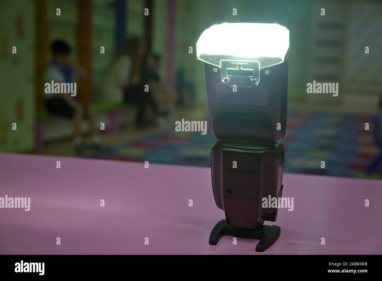 Wireless off camera speedlight flashing on hi-res stock photography and ...