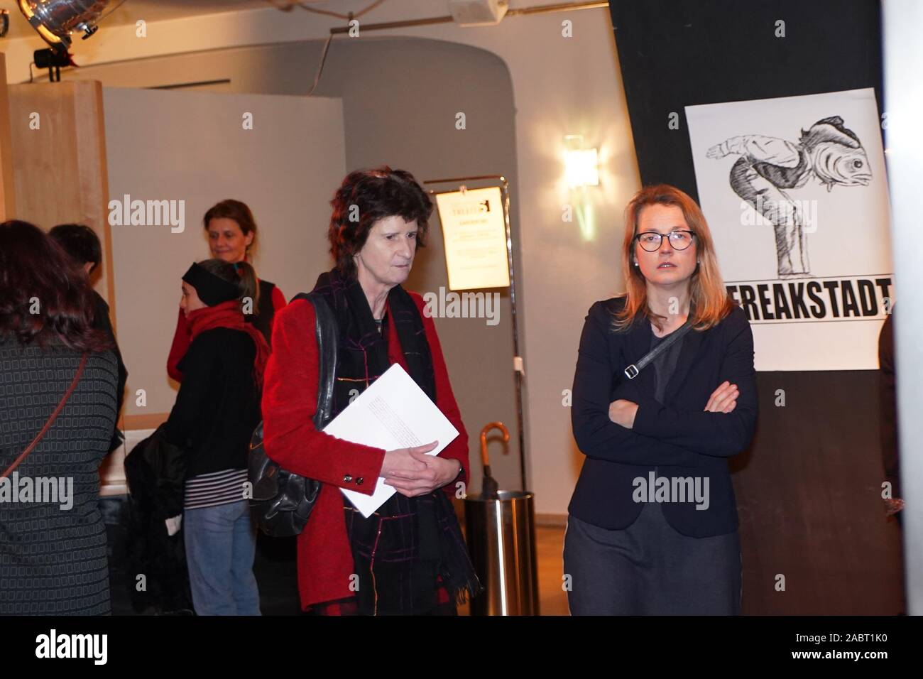 Staatsministerin Dr. Eva-Maria Stange und Annekatrin Klepsch bei der ...