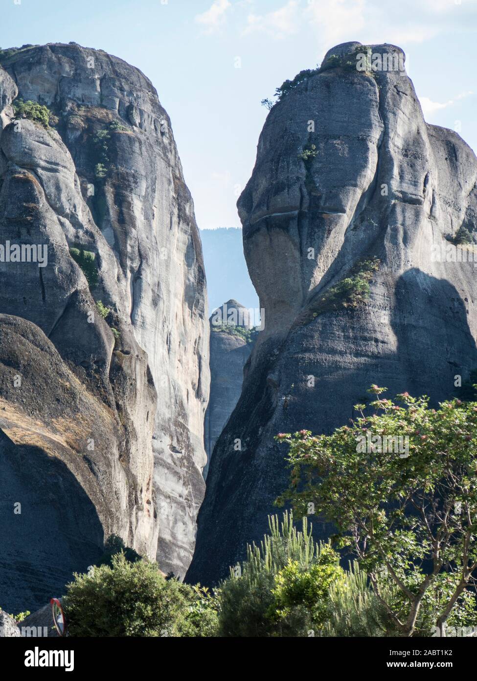 Cliffs of meteora hi-res stock photography and images - Alamy