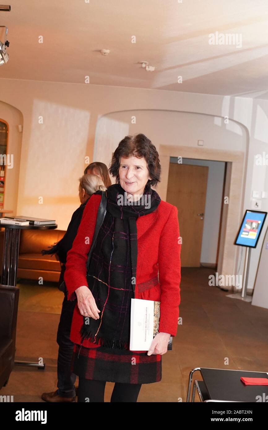 Staatsministerin Dr. Eva-Maria Stange bei der Premiere »…Es wird schon ...