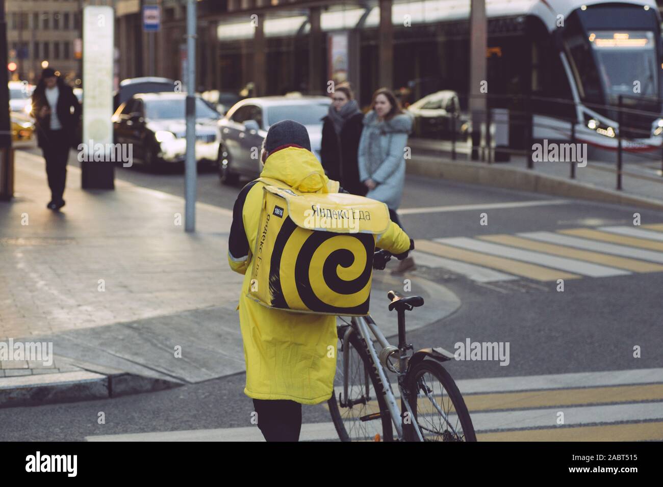 Yandex eda (Yadex food). Couriers of food delivery service on a city ...