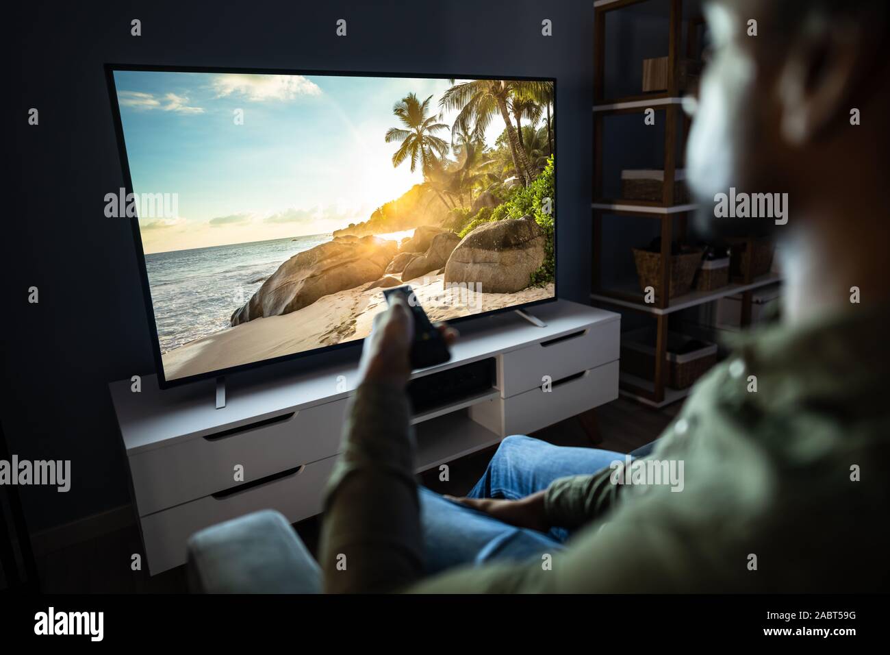 Black tv remote hand hi-res stock photography and images - Alamy