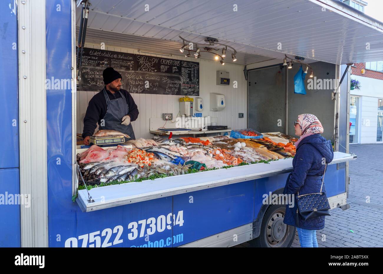 High street fishmongers hi-res stock photography and images - Alamy