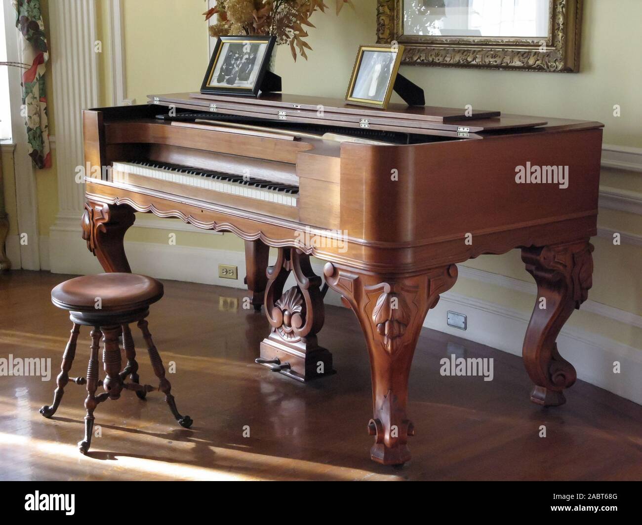 Square piano hi-res stock photography and images - Alamy