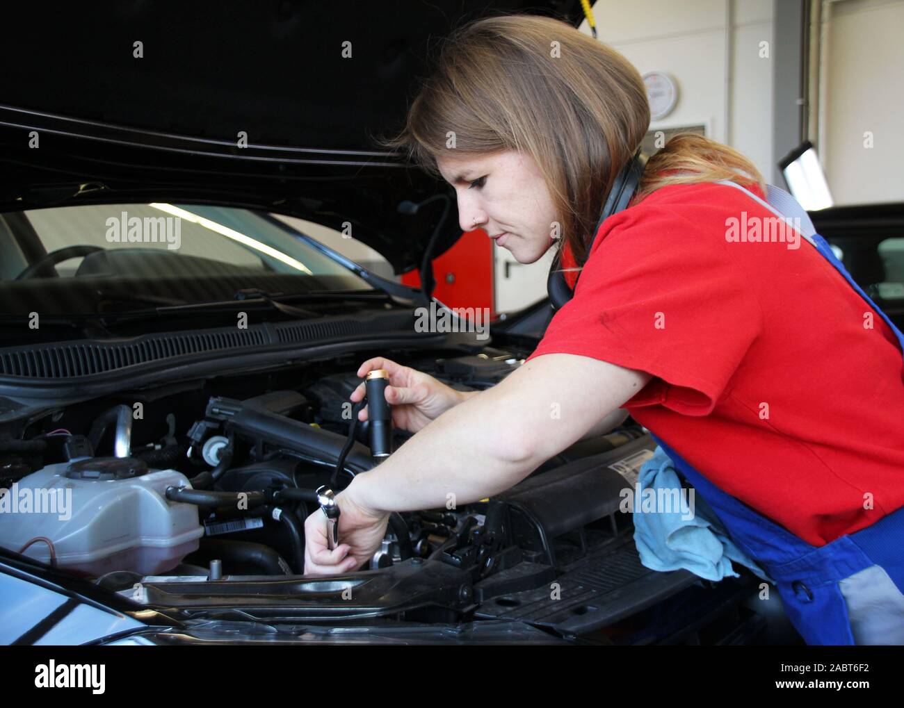woman repairing car in Garage Stock Photo - Alamy