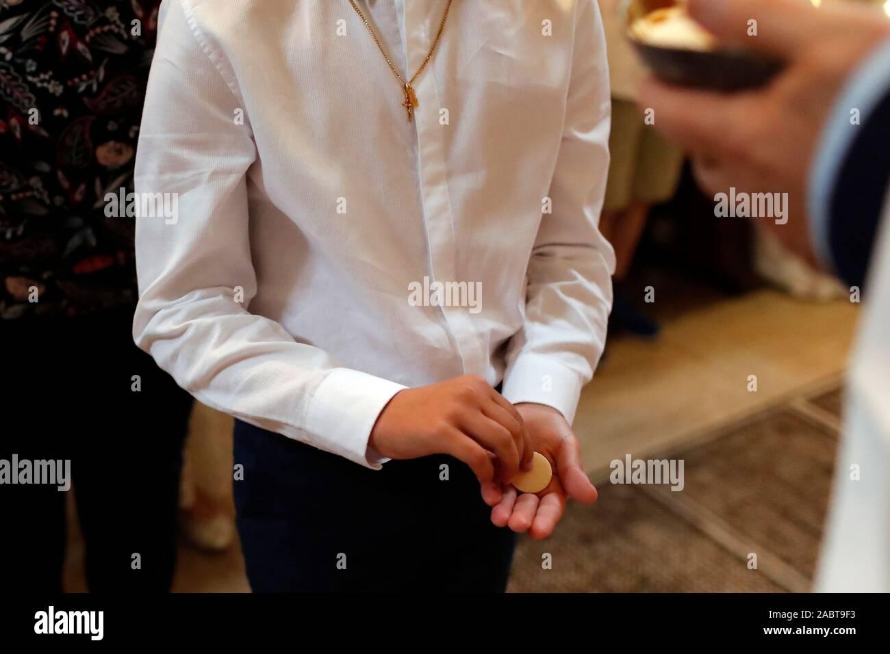 Receiving communion catholic hi-res stock photography and images - Alamy
