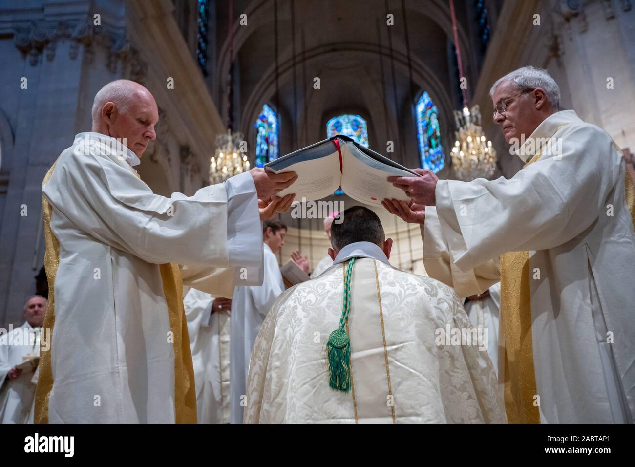 Ordination catholique hi-res stock photography and images - Alamy
