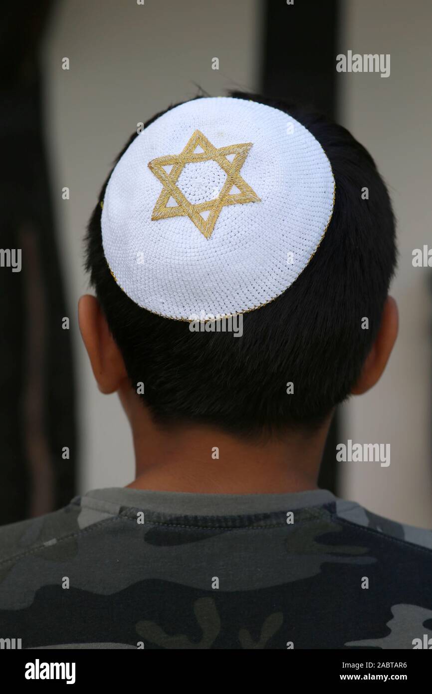Jewish boy kippa hi-res stock photography and images - Alamy