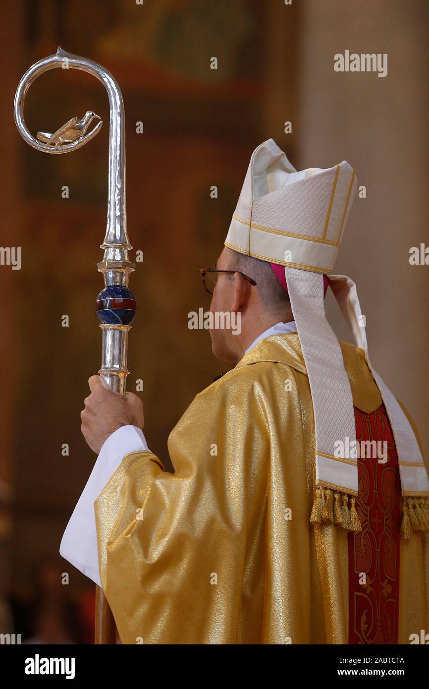 Catholic Bishop Mitre High Resolution Stock Photography and Images - Alamy