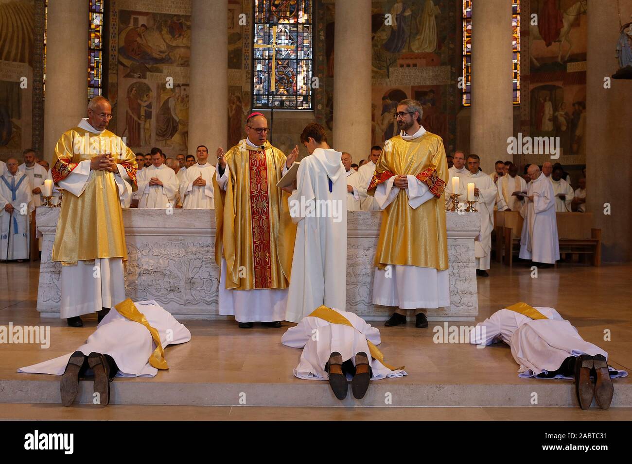 Ordination catholique hi-res stock photography and images - Alamy