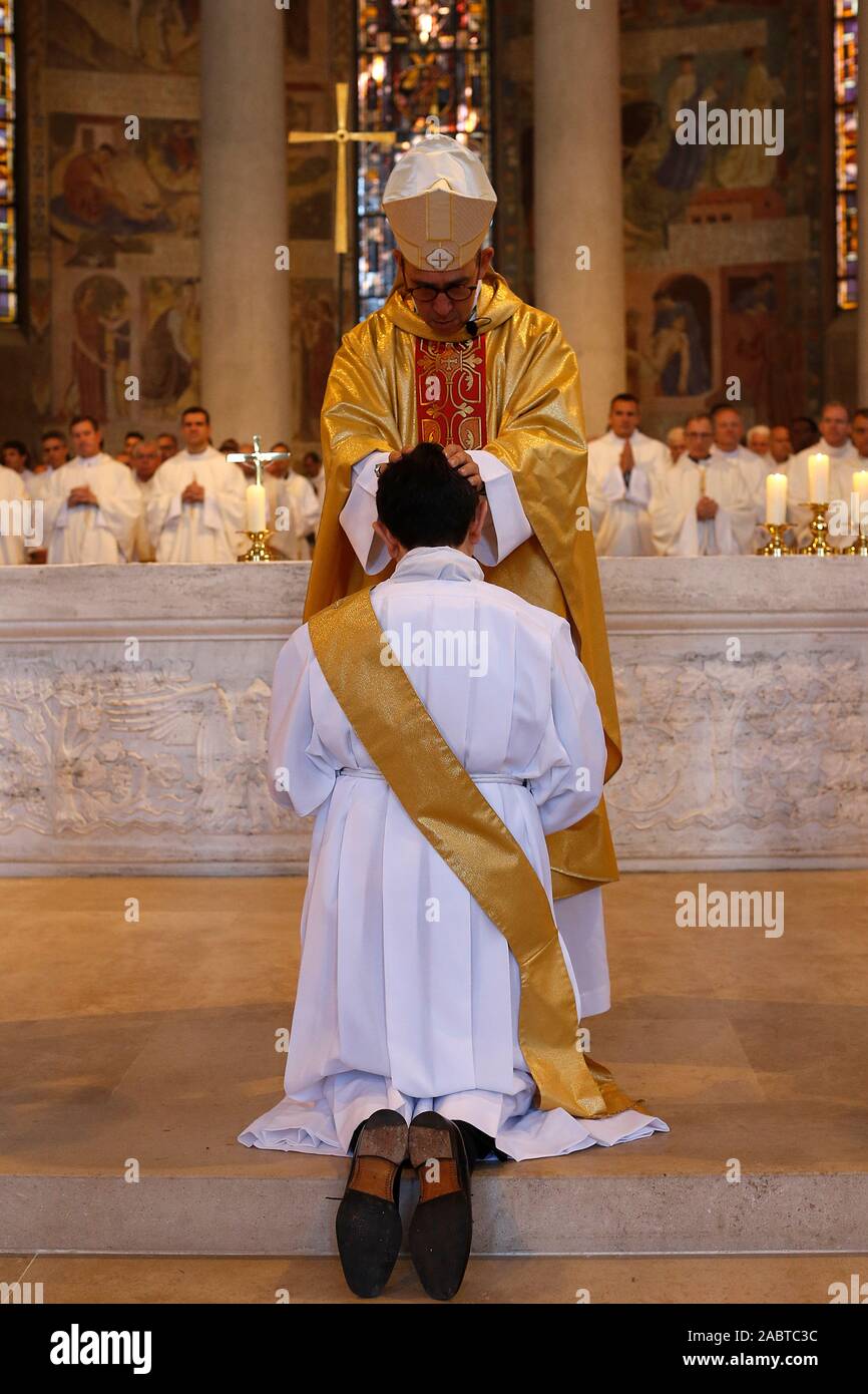 Ordination catholique hi-res stock photography and images - Alamy