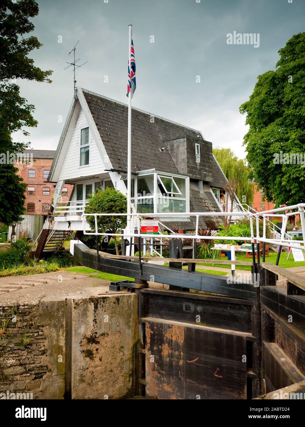 Evesham Lock Cottage on the River Avon Navigation Stock Photo - Alamy