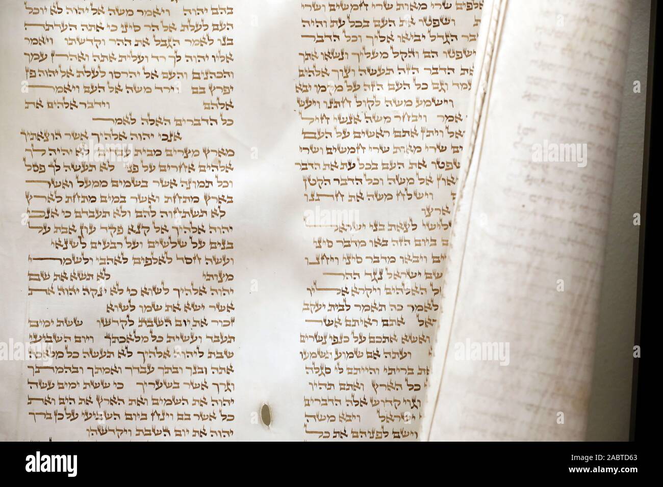 The Jewish Heritage Museum. Torah Scroll. 16 th century. Padua. Italy ...