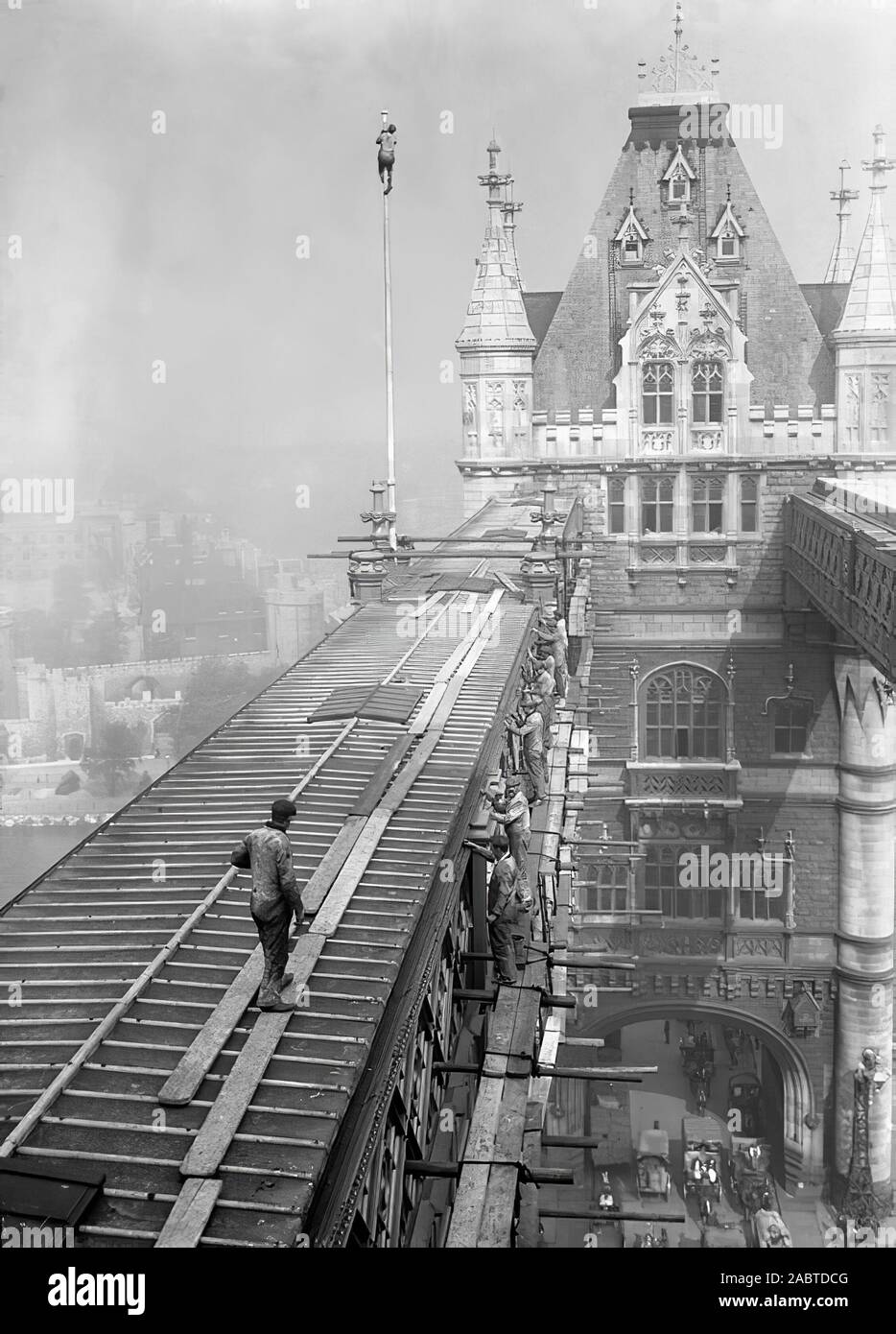 London bridge construction hi-res stock photography and images - Alamy