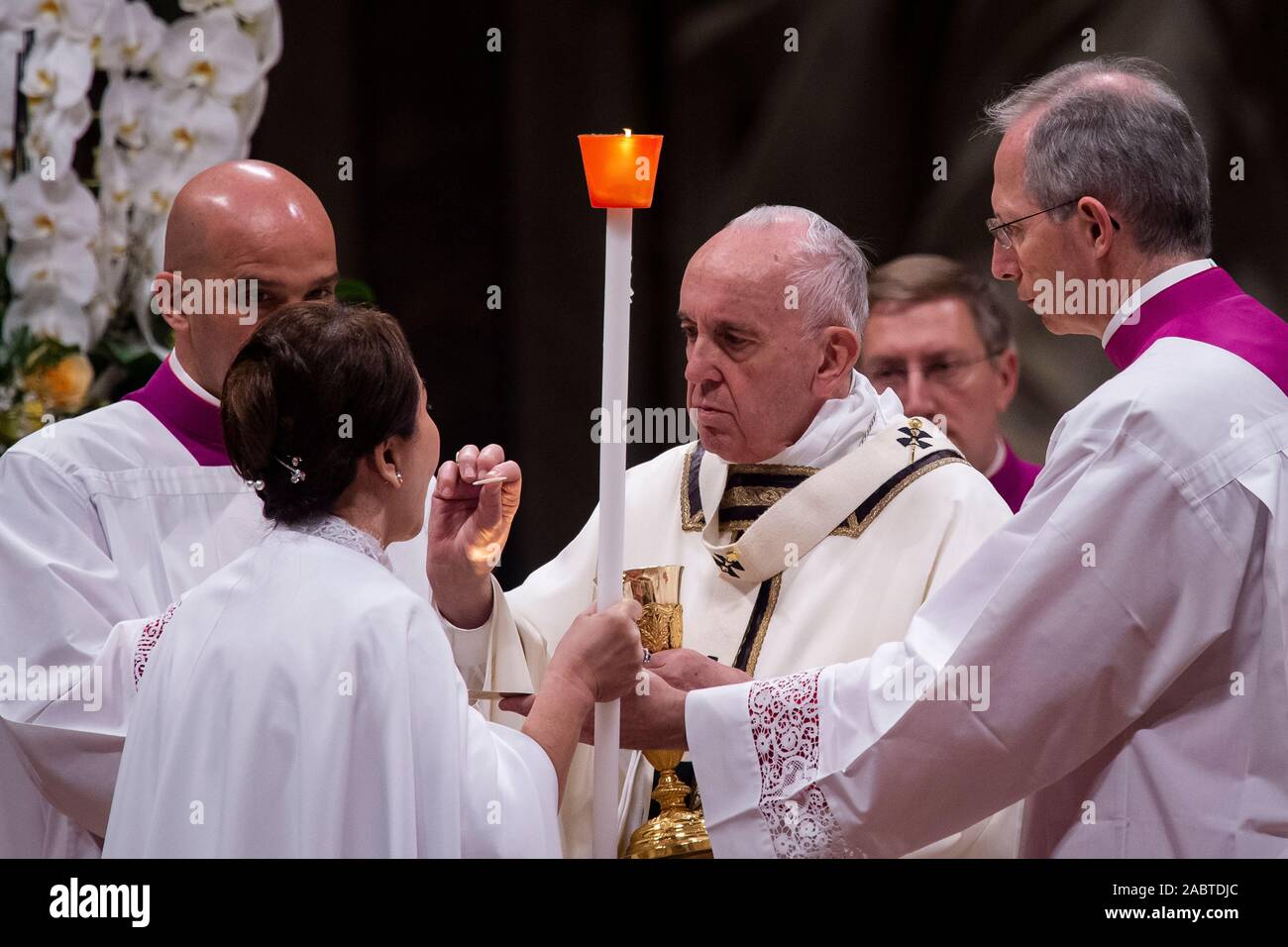 Pope Francis gives her first communion to a newly-baptised faithful ...