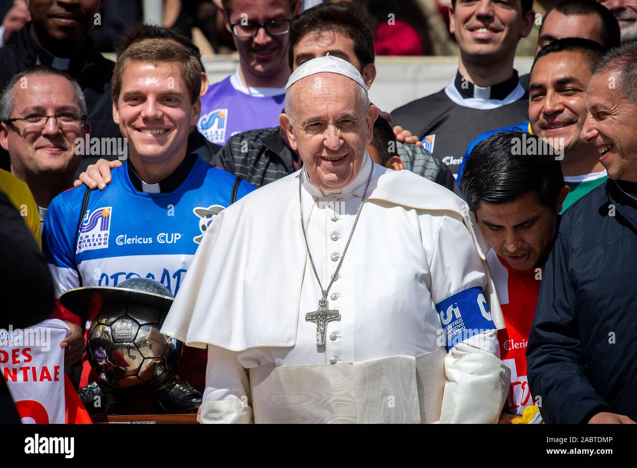 Pope francis poses football players hi-res stock photography and images ...